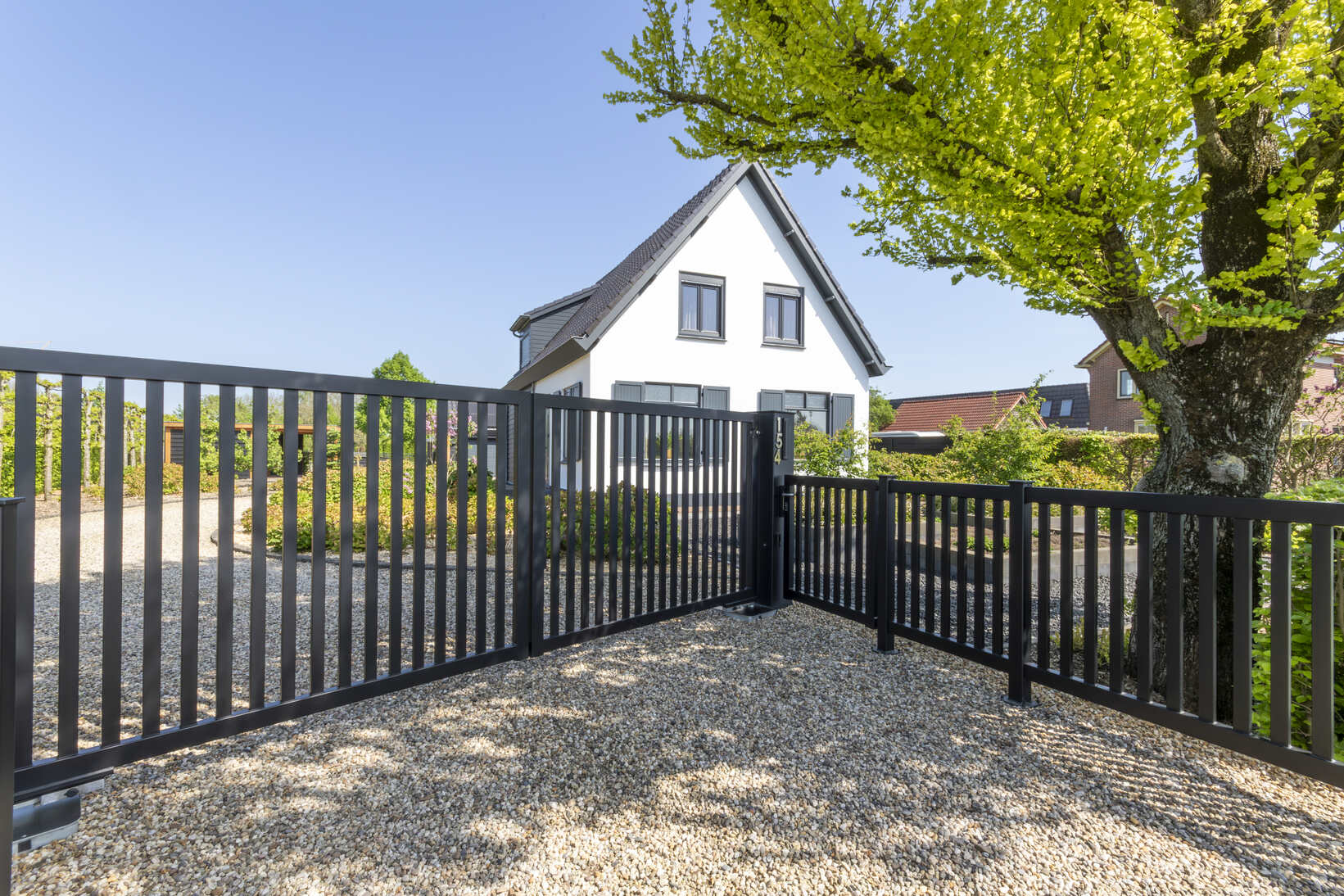 Strakke poort en hekwerk in Herveld
