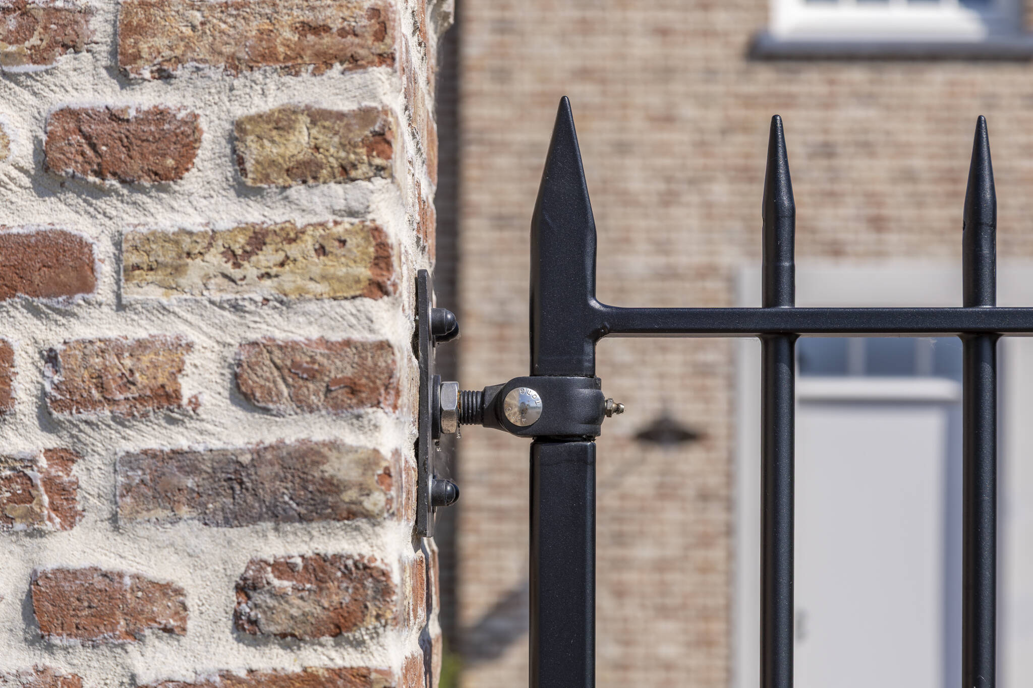 Statige elektrische poort bij Kempische woning in Kesteren