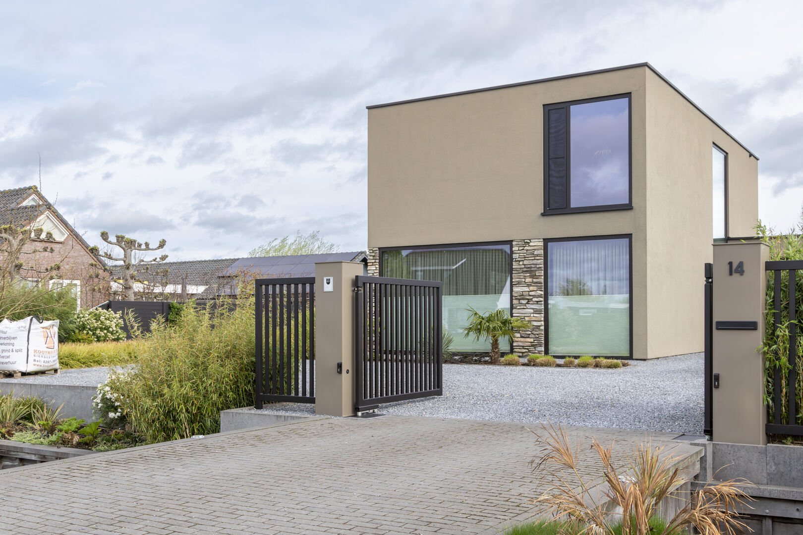 Moderne draaipoort in De Kwakel